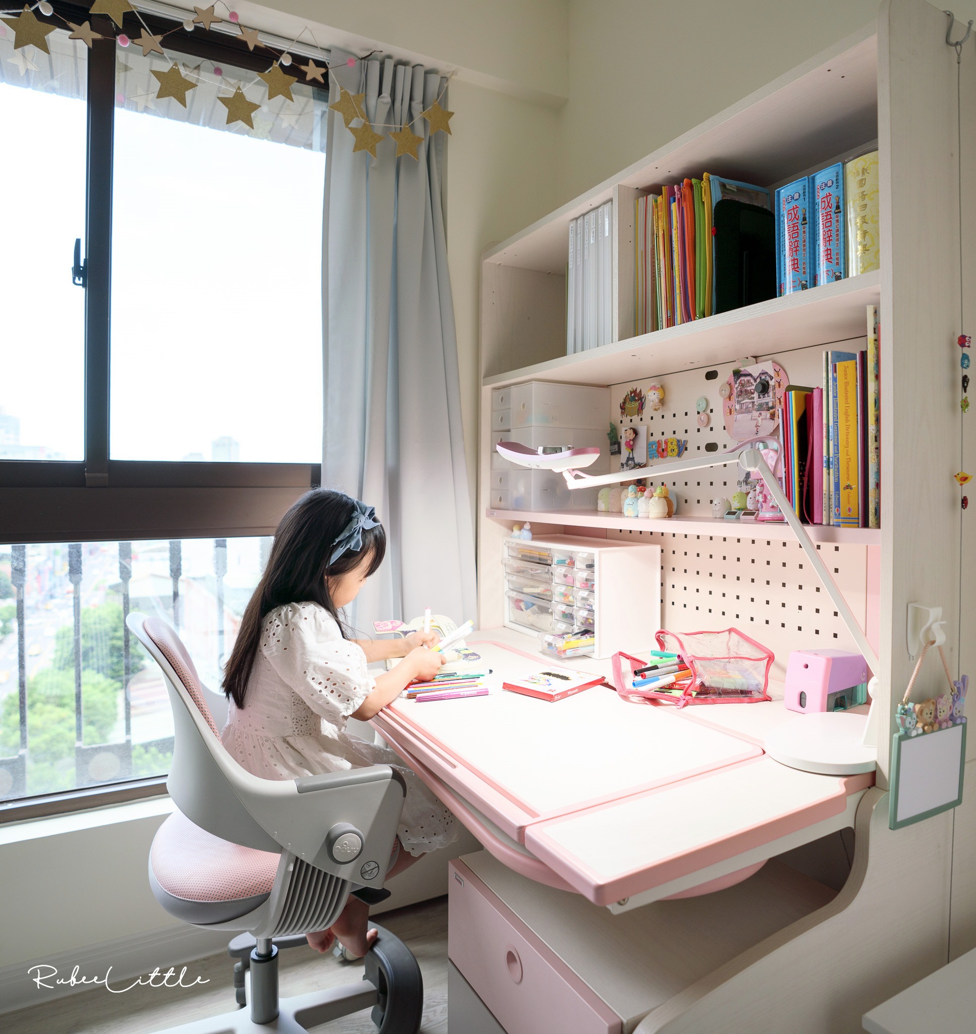 iloom LINKI PLUS系列成長書桌椅、書櫃。彈性多元搭配組合 陪伴孩子到長大 – Rubee。小紅寳