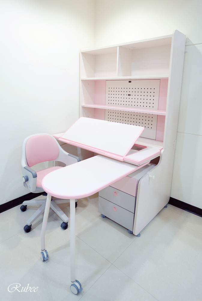 iloom LINKI PLUS系列成長書桌椅、書櫃。彈性多元搭配組合 陪伴孩子到長大 – Rubee。小紅寳